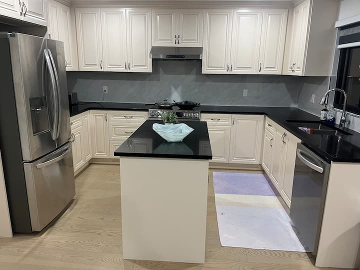 Fully Reno House Guest Suite Waits For You - Surrey