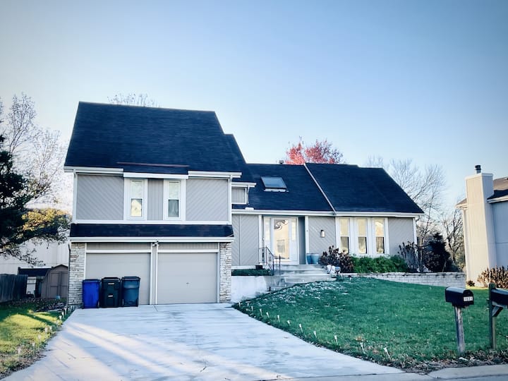 Cozy Room With King Bed - Olathe, KS