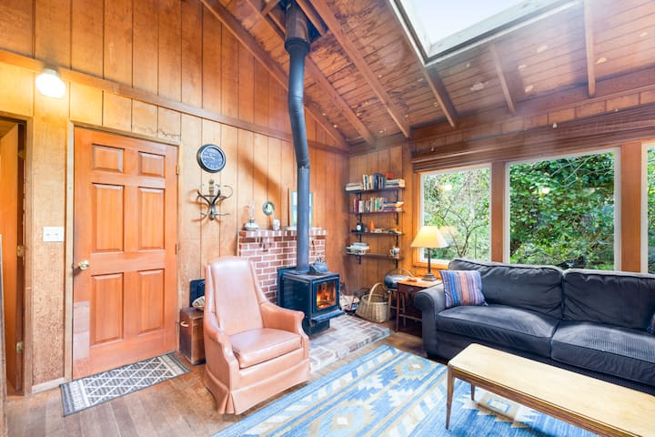 Hemlock Inn | Cabin W/wood Stove Dog Friendly - Rockaway Beach, OR