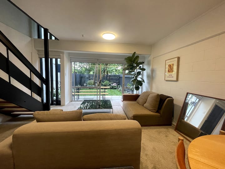 Mid-century Central Apartment - Auckland