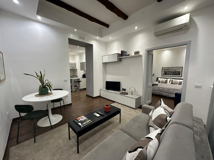 One-bedroom In Chiaia, Next To Via Dei Mille - Naples