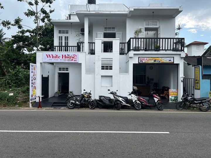 White House & Sea Food Restaurant - Hikkaduwa