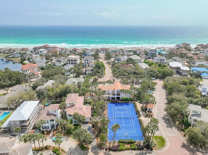 Spacious Retreat + Pool | Walk To Beach & Tennis - Destin, FL