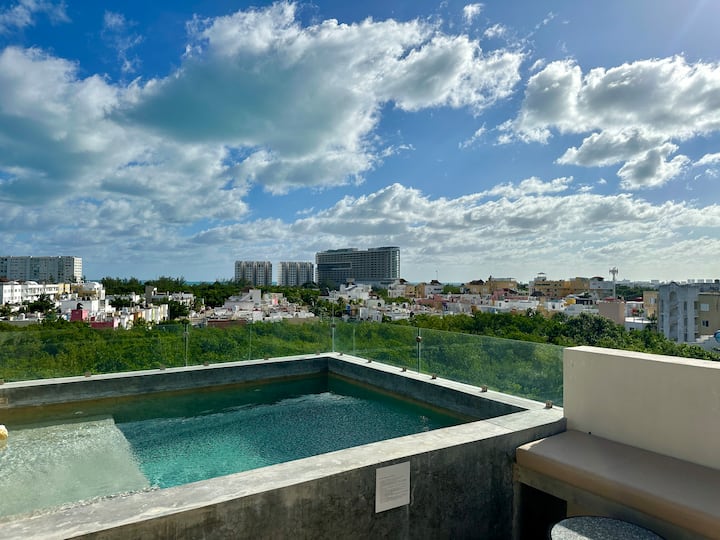 Modern Apt + Rooftop Pool Near Isla Mujeres Ferry - Cancún