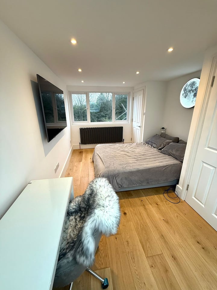 2-bedroom Flat With Ensuite Loft - Enfield
