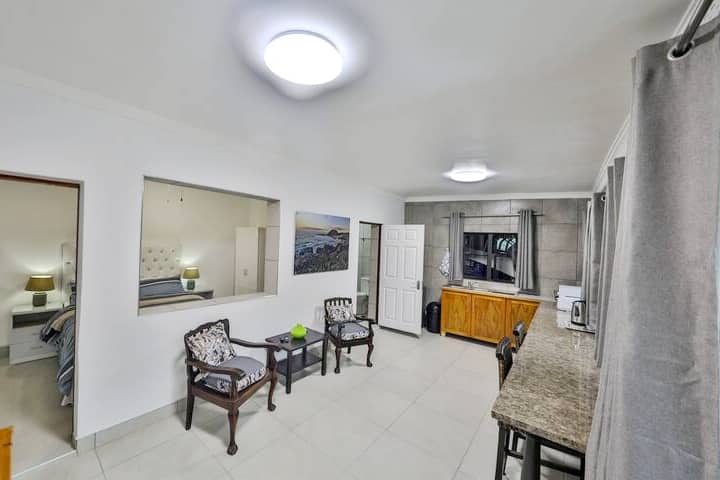 Whale Room. Prvt-entr.en-suite.aircon. Wifi. - Port Edward