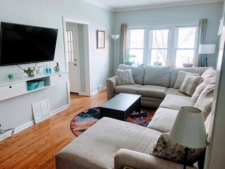 Entire House W/ King Bed & Garage Parking For 2! - Melrose Park, IL