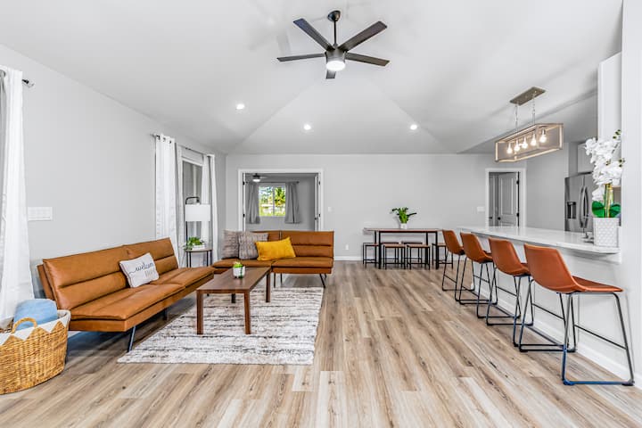 Garden View And Spacious Blue Home For Families - Pāhoa, HI