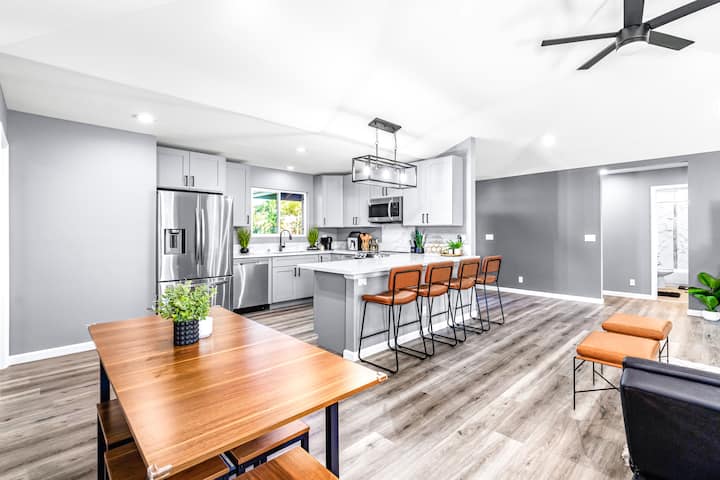 Serene Gray Hale Next To Lush Volcano Trails - Pāhoa, HI