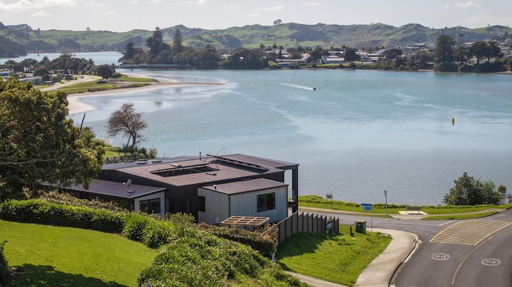 Luxury Home With Water View - Raglan