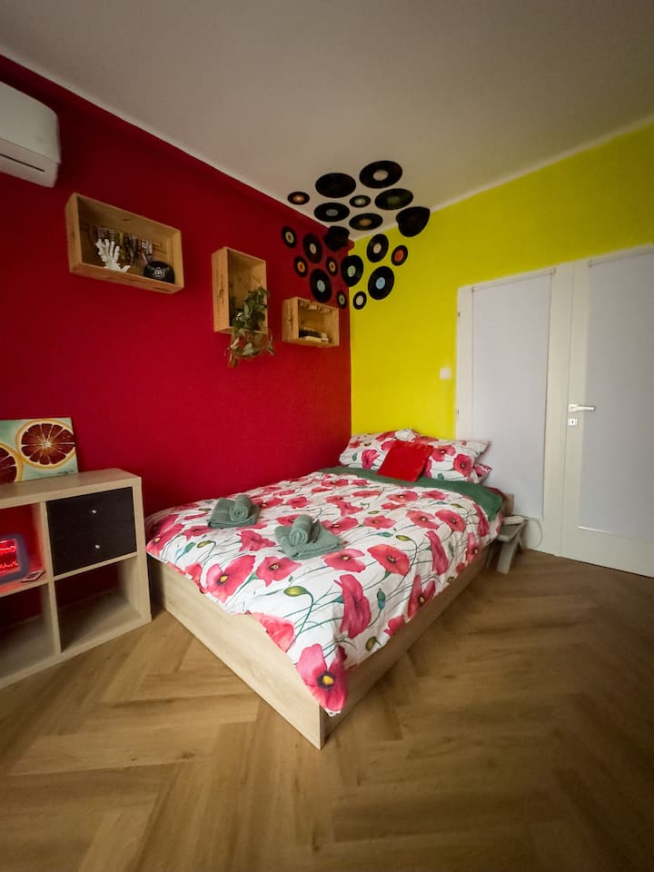 Andy's Colorful Maximalist Home - Bratislava