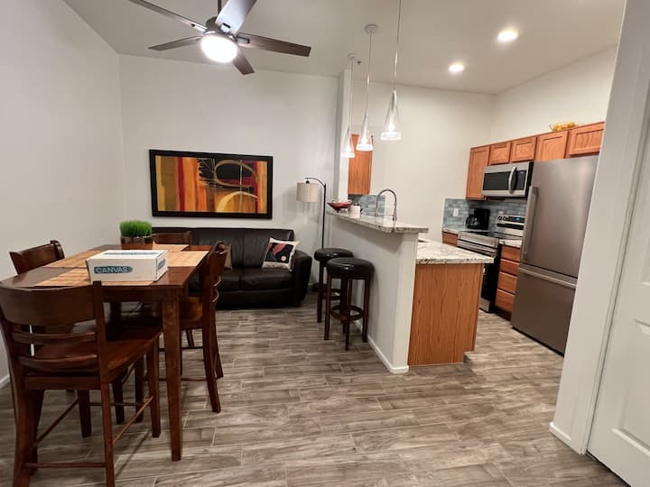 Beautiful 2 Bedroom Condo Right On River Walk!! - Tucson, AZ