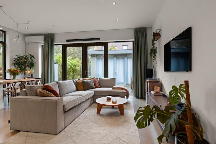 Canalside Serenity In The City - Amsterdam