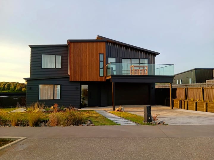 Escape Busy Life. Relax In Raglan. - Raglan