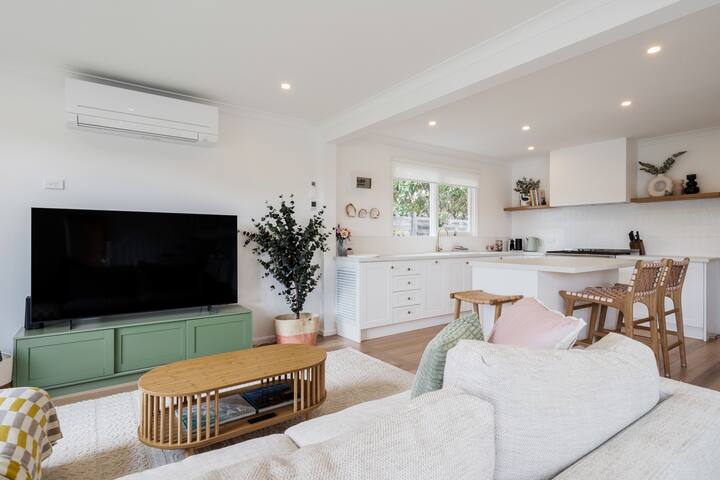 Hamptons On Heales—classic Beach House Charm - Red Hill