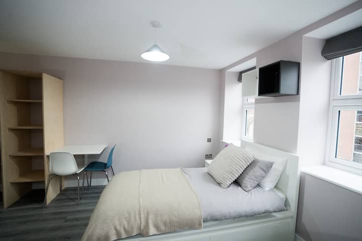 Large Twin Bed Serviced Studio By Castle Park - Colchester