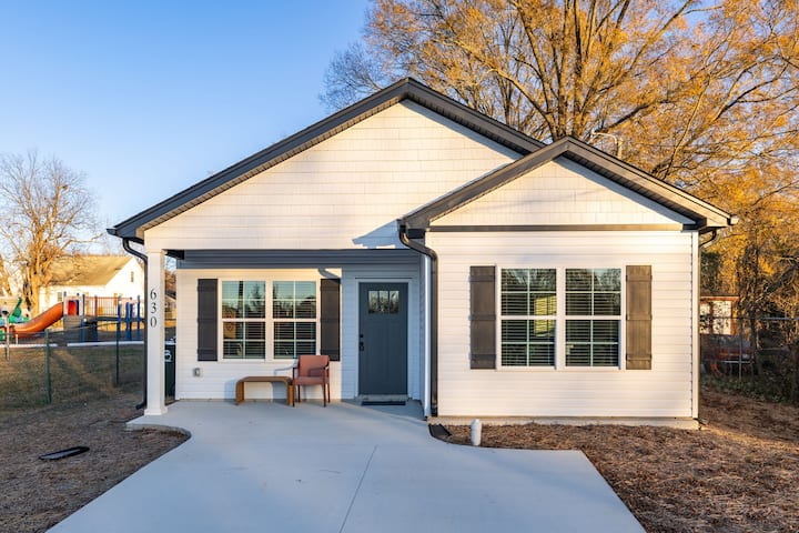 Bright & Beautiful 3-bedroom Home | Near Downtown - Greensboro