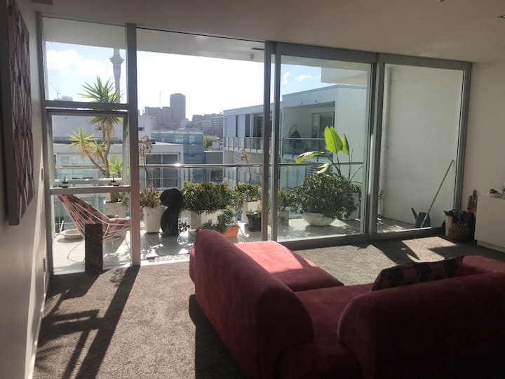Spacious, Central, Stylish With One Secure Carpark - Auckland