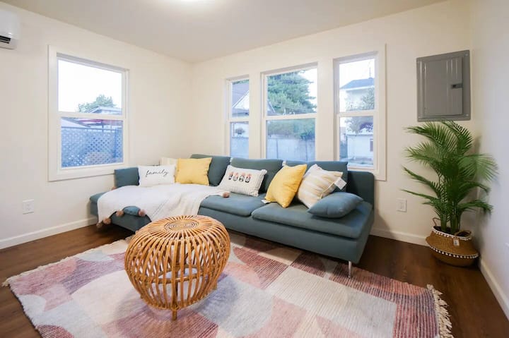 Charming Light-filled Cottage Near Airport & Dt - Seattle, WA