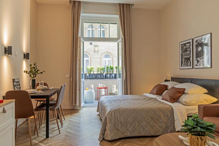 Black & White Suite – Central Gem | Balcony + Ac - Budapest