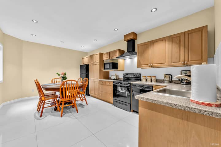 Bright Garden Level Suite - West Vancouver