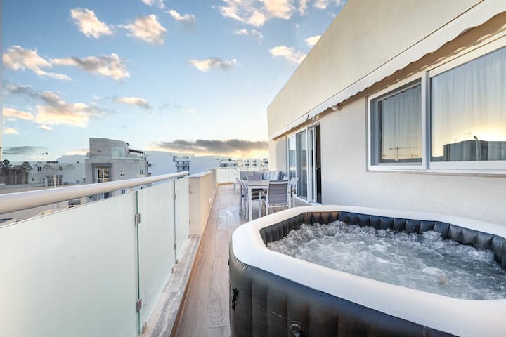 Luxury Penthouse - Terrace, Sun Loungers & Jacuzzi - Malta