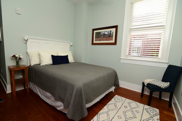 Ed's Quarters 2nd Floor - Queen - Beaufort, SC