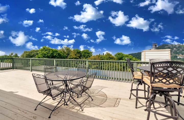 Mtn Views! Beech Bluff Pool/hottub/large Deck/hike - Beech Mountain, NC
