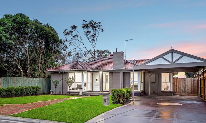 Family Home For 12 In Werribee - Werribee