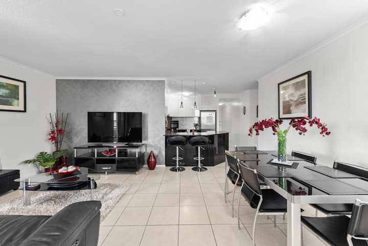 Modern 2br W/ City & River Views + Pool & Parking! - Balmoral