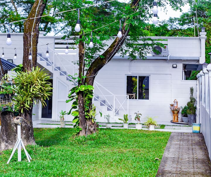 White House Barn: Cozy Retreat With Rustic Charm - Orani