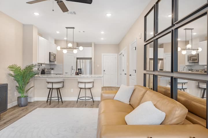 Luxury Heights Stay | King Bed + Free Parking - Houston, TX