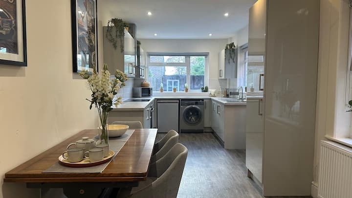 Gloucester City: 5 Bed (Sleeps 10) • Garden • - Gloucester