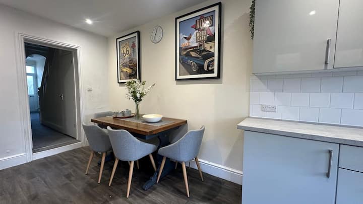 Gloucester City: 5 Bed (Sleeps 10) •Garden•stadium - Gloucester, UK