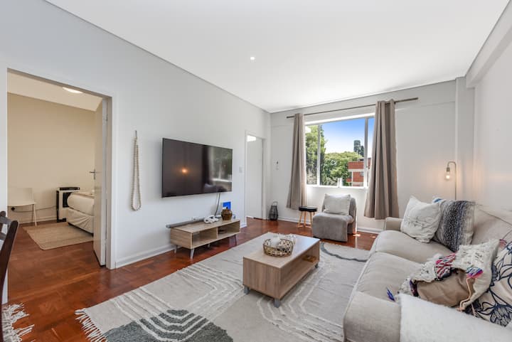 Sunny & Secure Rosebank Apartment - Johannesburg