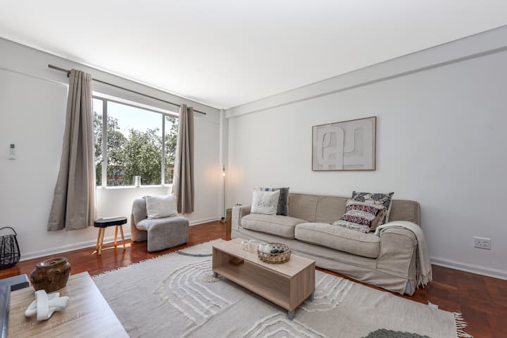 Sunny & Secure Rosebank Apartment - Johannesburg