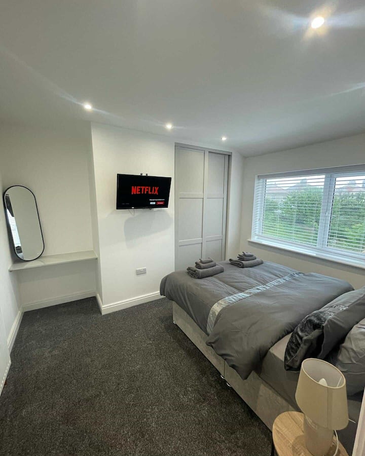 The Crescent-modern Coastal Home - Blackpool