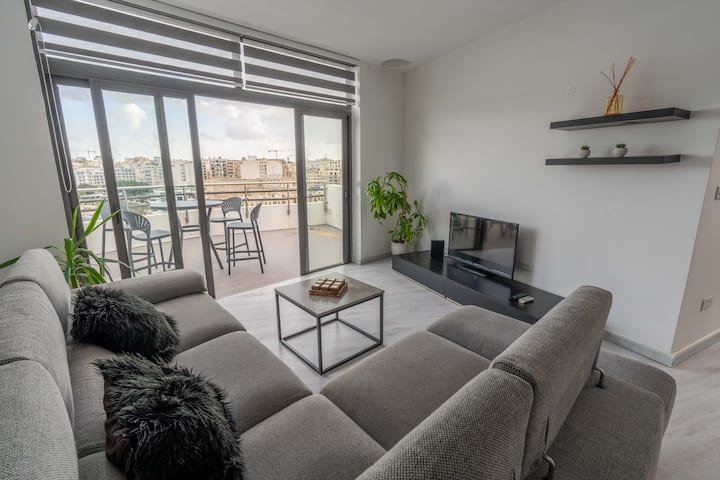 Penthouse | Sea-view Balcony & Workspace - Balluta - La Valette