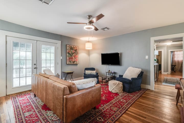 Cozy Bungalow Close To Downtown - Lafayette, LA