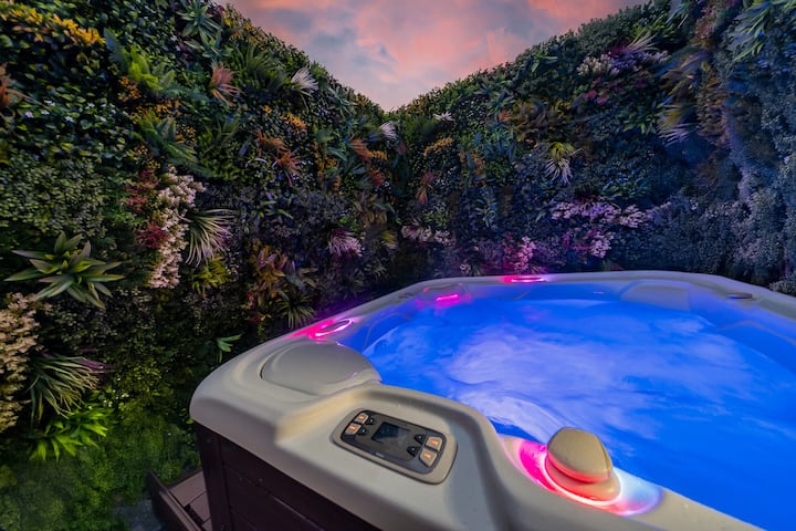 The Penthouse With Hot Tub - 5 Bedrooms - Birmingham