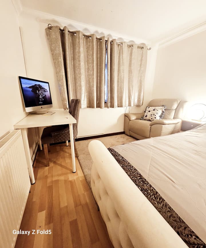 Comfy Room In A Family Home - Brentwood