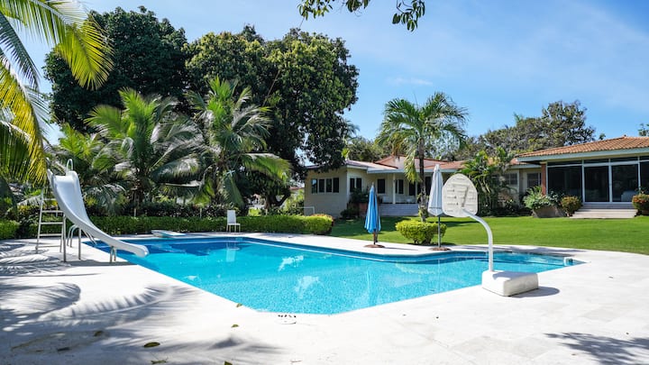 Casa De Playa Familiar Con Piscina Y Jardines - Panamá