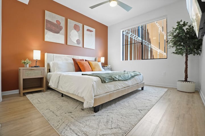Lux Condo | Hot Tub | Pool | Gym | Prime Location - Santa Ana, CA