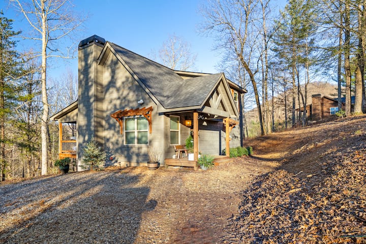 Dog Friendly Cabin Mountain Getaway W/firepit! - Suches, GA