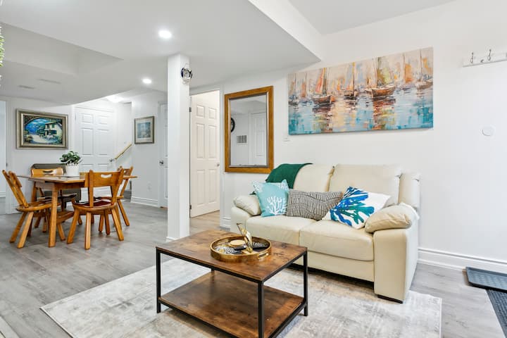 Seaside Sailor: Modern Apt 2b/1b, Kitchen, Parking - Brampton