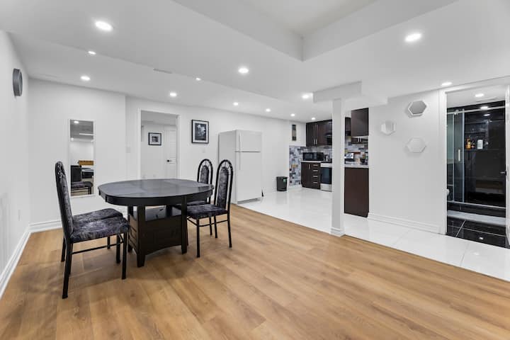 Daisy Den: Modern Apt 2b/1b, Kitchen, Parking! - Ajax