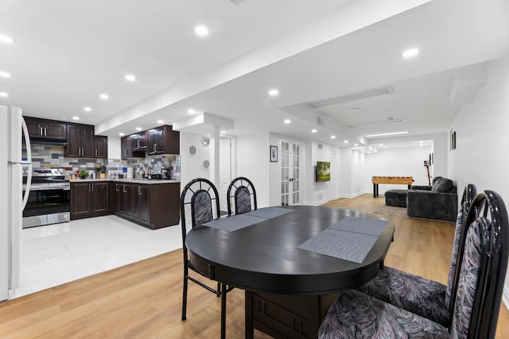 Daisy Den: Modern Apt 2b/1b, Kitchen, Parking! - Ajax