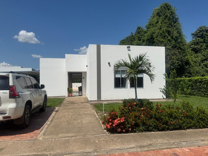 Hermosa Casa,carmen De Apicalá - Carmen Apicala