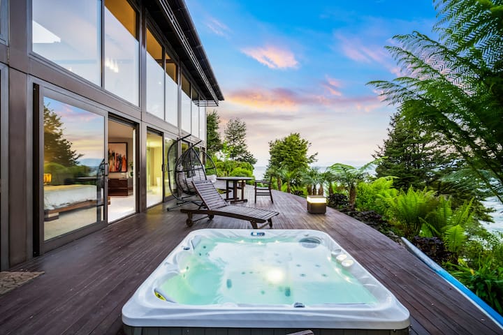 Jacuzzi Suite  - Ocean Views & Beach Access - Kaiteriteri
