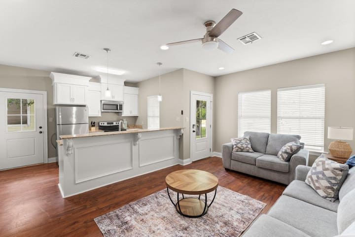 Centrally Located 3 Bed 2bath! - Lake Charles, LA